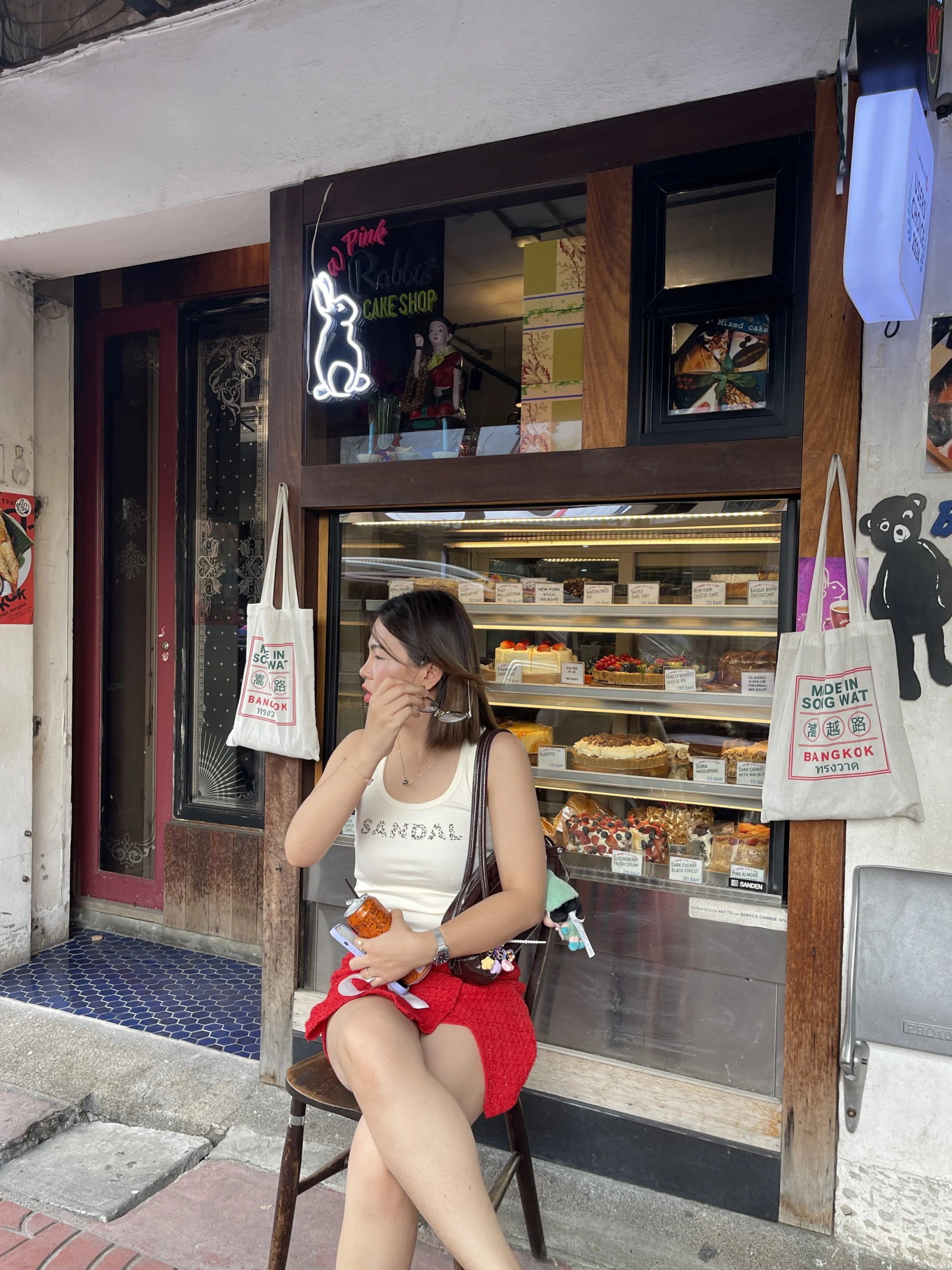 A pink rabbit and Bob ทรงวาดคาเฟ่เค้กอร่อย ร้านวินเทจ - FriendsBusy สถานที่ท่องเที่ยว ที่พัก ...