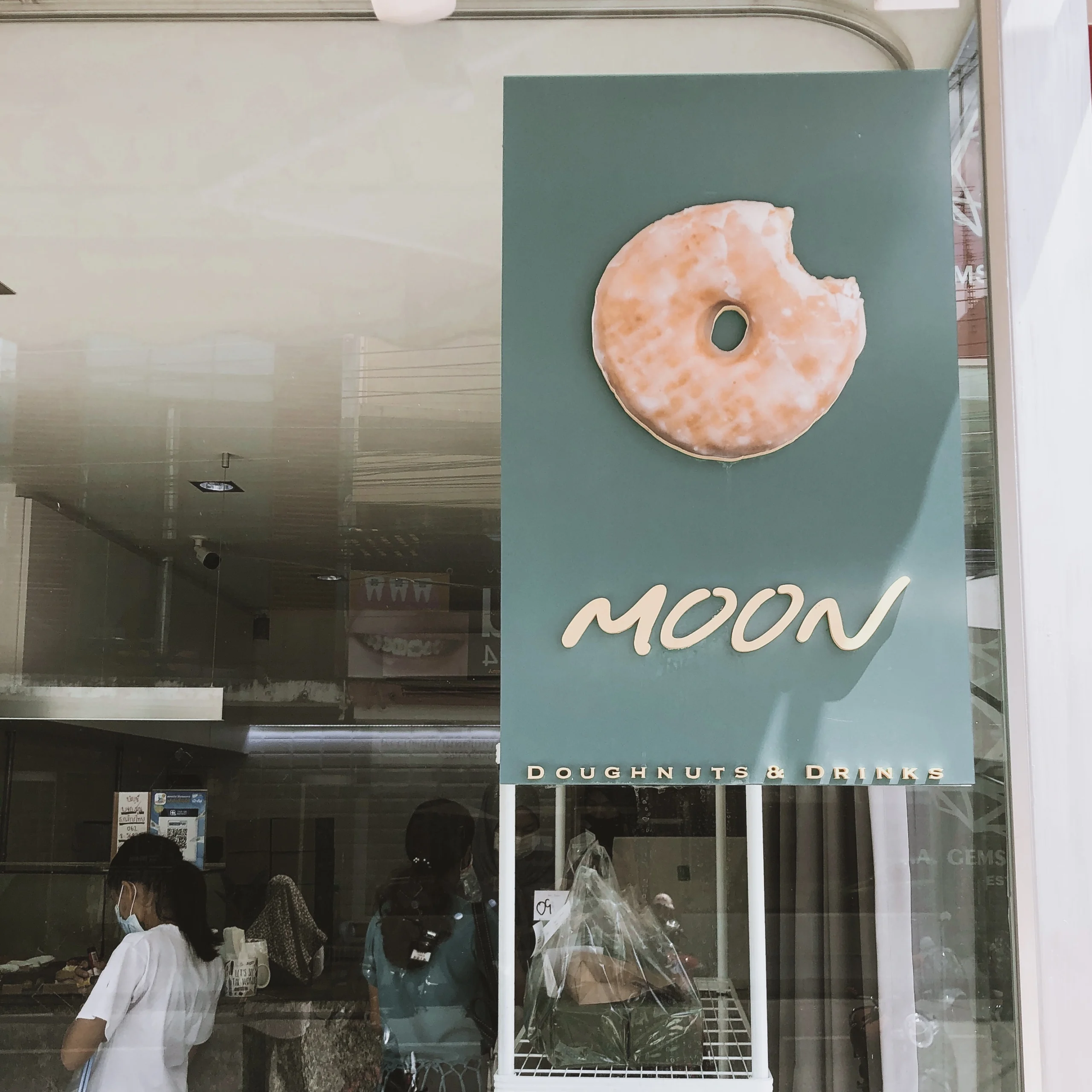 Moon doughnuts & drinks มูนโดนัทอร่อยหาดใหญ่