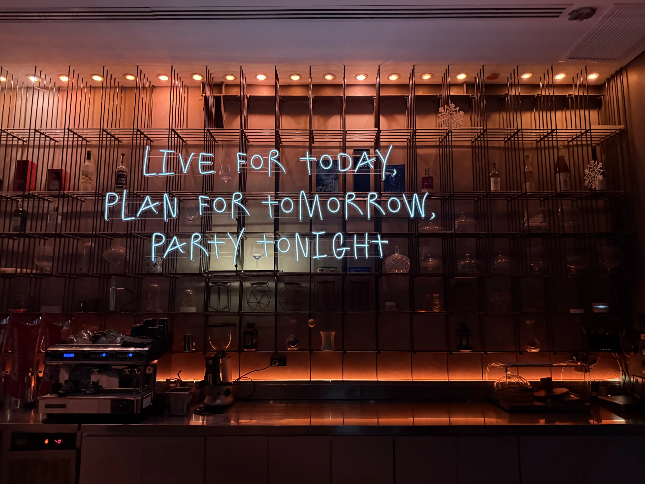 Nowhere Rooftop Bar บาร์ลับ บนตึกบรรยากาศดี ย่านสุขุมวิท - FriendsBusy ...